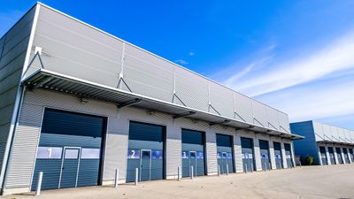 Sectional doors | SOLUTIONS > Industry